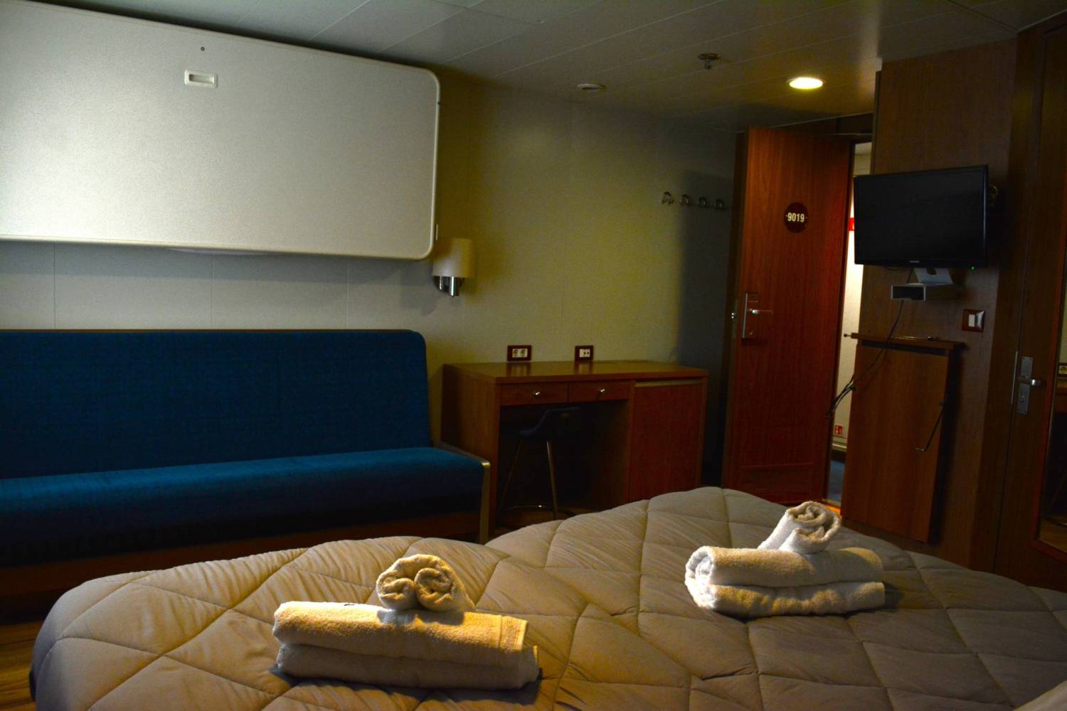 Discover the ferry EUROPALINK - Grimaldi Lines