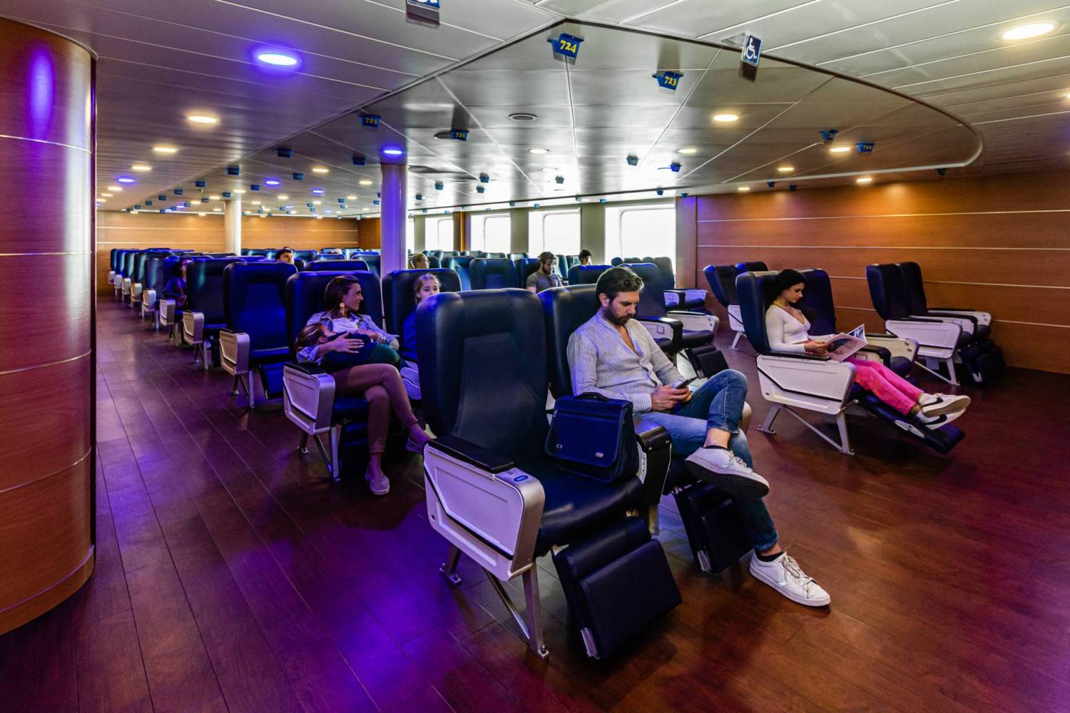 Scopri il comfort del traghetto CRUISE BONARIA - Grimaldi Lines